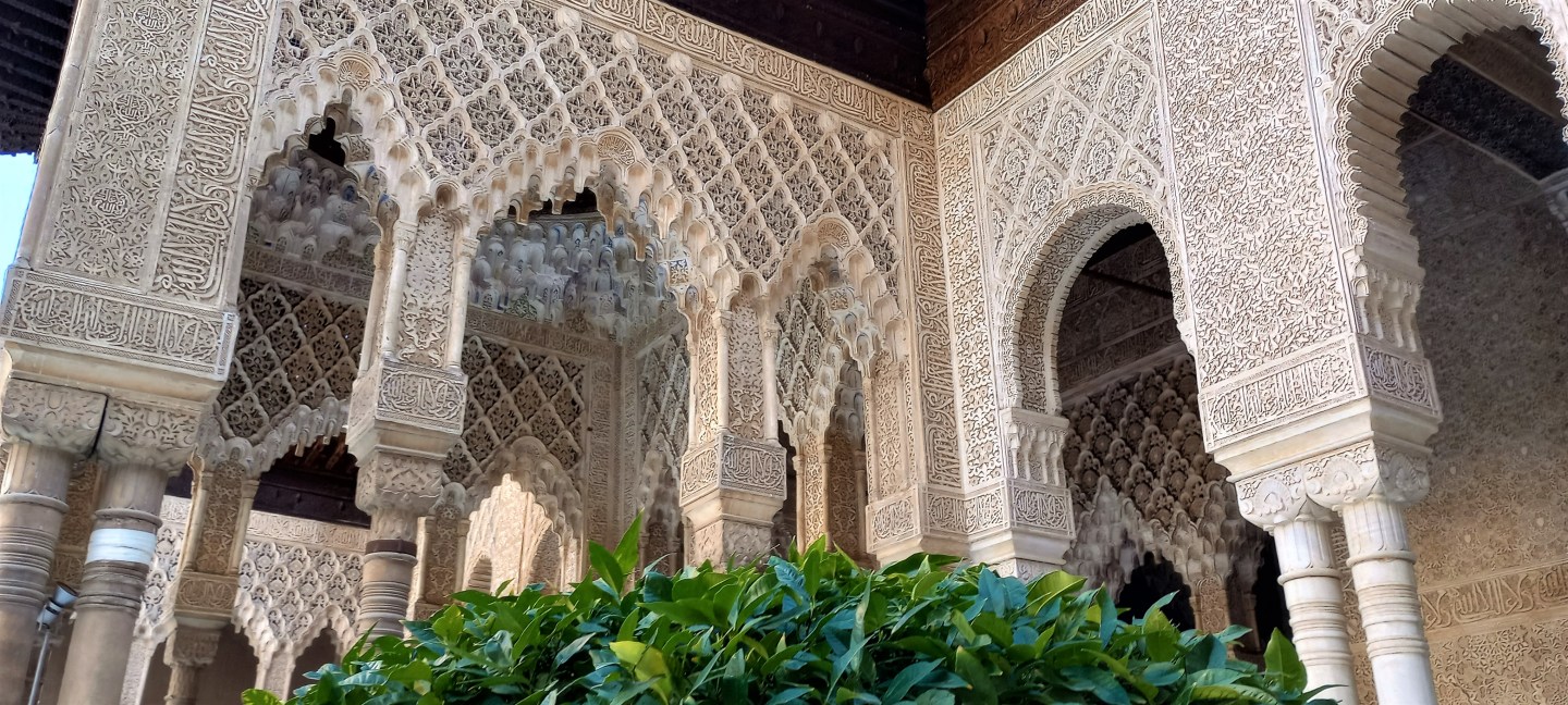 Four Arabic Verbs for “to Bring” – The Arabic Pages