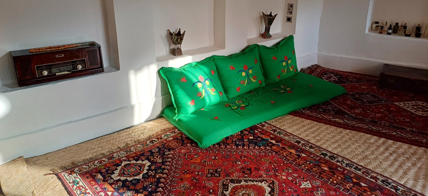 Three Arabic Verbs for “to Announce” – The Arabic Pages